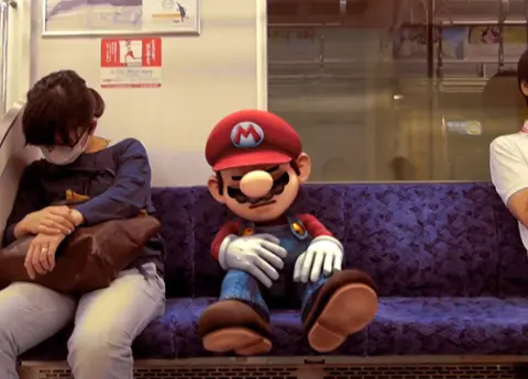Mario se queda dormido en el metro de Tokio | Atomix